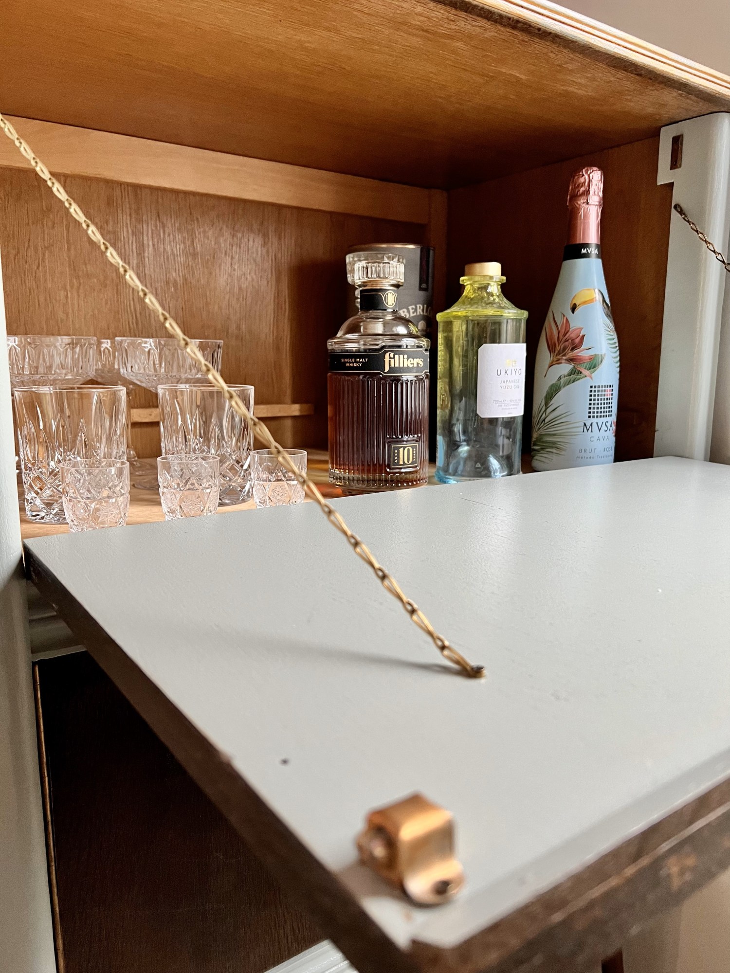 Van oud naar goud: Hoe ik een vintage barkast een stijlvolle makeover ...