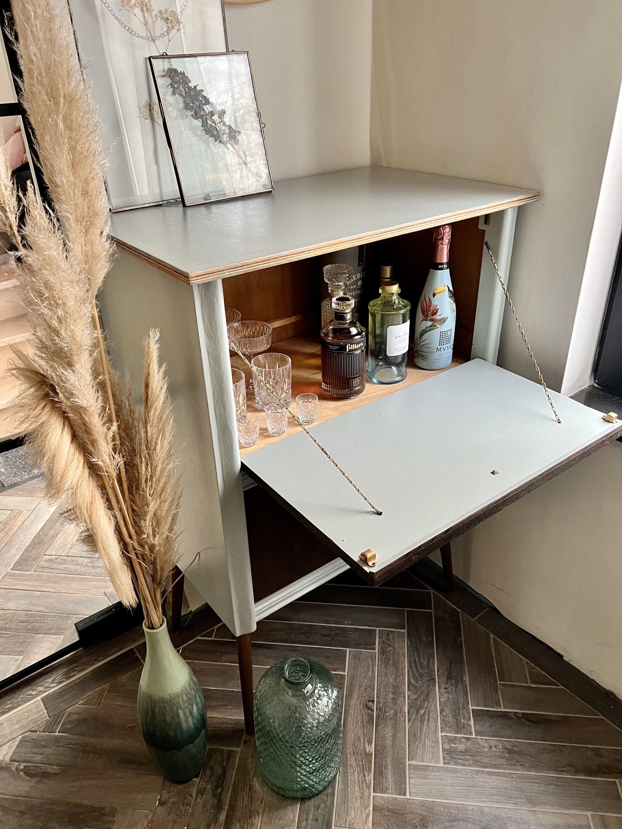 Van oud naar goud: Hoe ik een vintage barkast een stijlvolle makeover ...